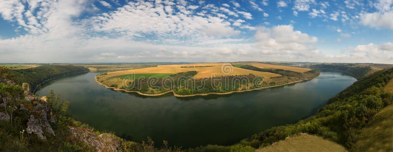 Windung Des Flusses Dnister Stockfoto - Bild von horizont, wolke: 87281260