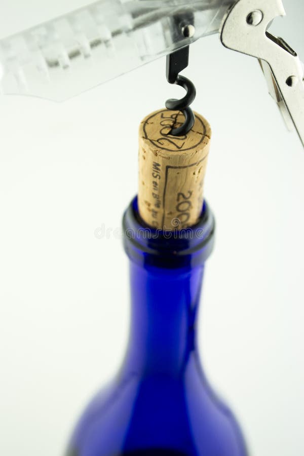 Vino En Botella Azul Con El Sacacorchos Aislado Imagen de archivo ...