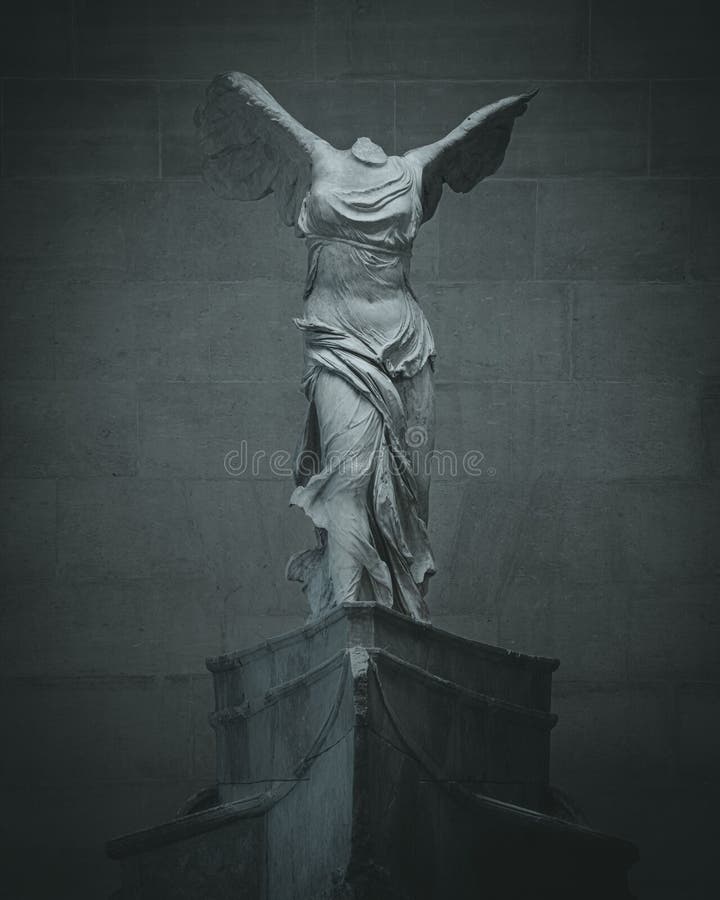 Winged Victory of Samothrace Statue in the Louvre Museum, Paris ...