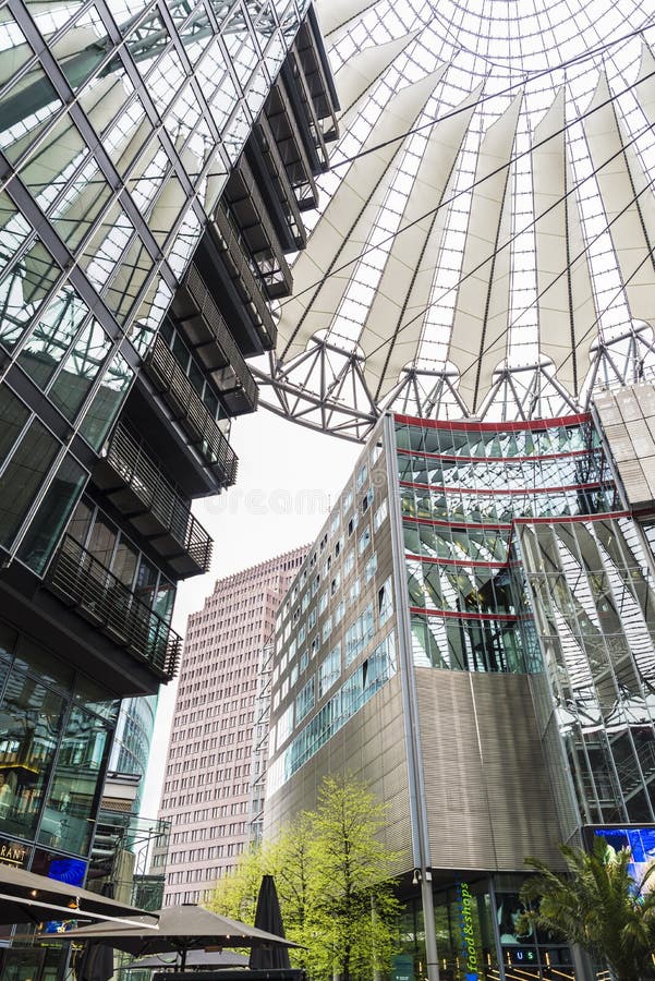Winkelcentrum in Berlijn, Duitsland Redactionele Stock Foto - Image of ...