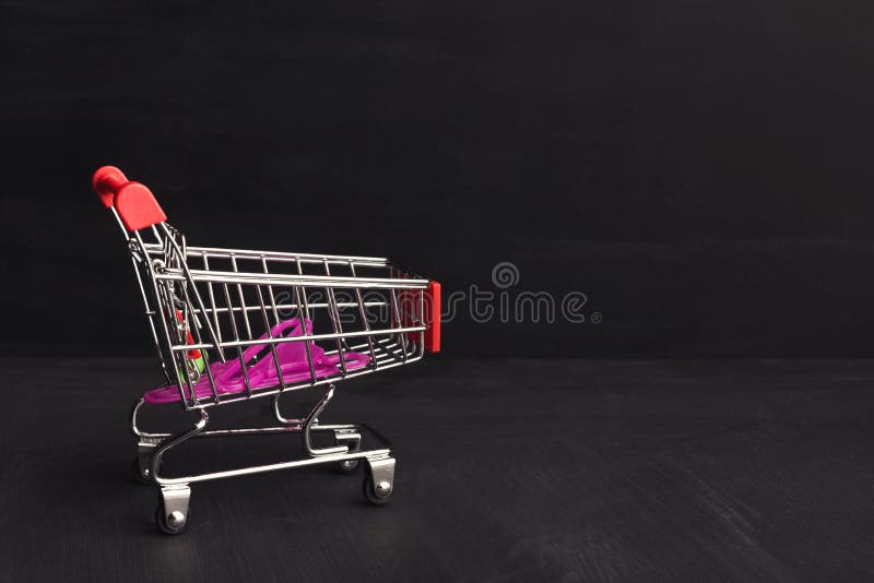 Winkelkar Op Zwarte Achtergrond Stock Afbeelding - Image of koop ...