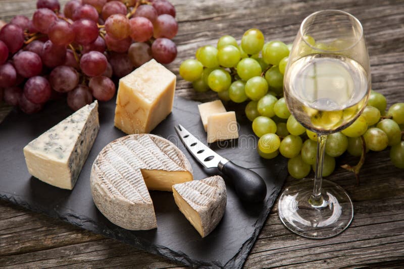 Ser, Wino I Winogrona, - Smakowity Gość Restauracji Obraz Stock - Obraz ...