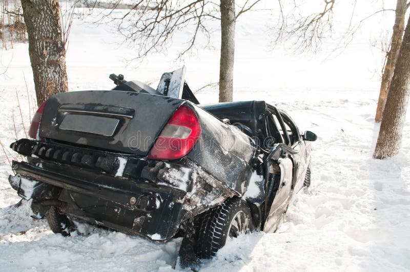 Autounfall im Winter stockbild. Bild von bruch, demoliert - 12517109