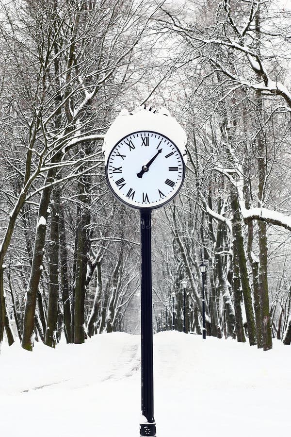 Winter.Avenue of Park Hours. Stock Image - Image of support, time: 28507225