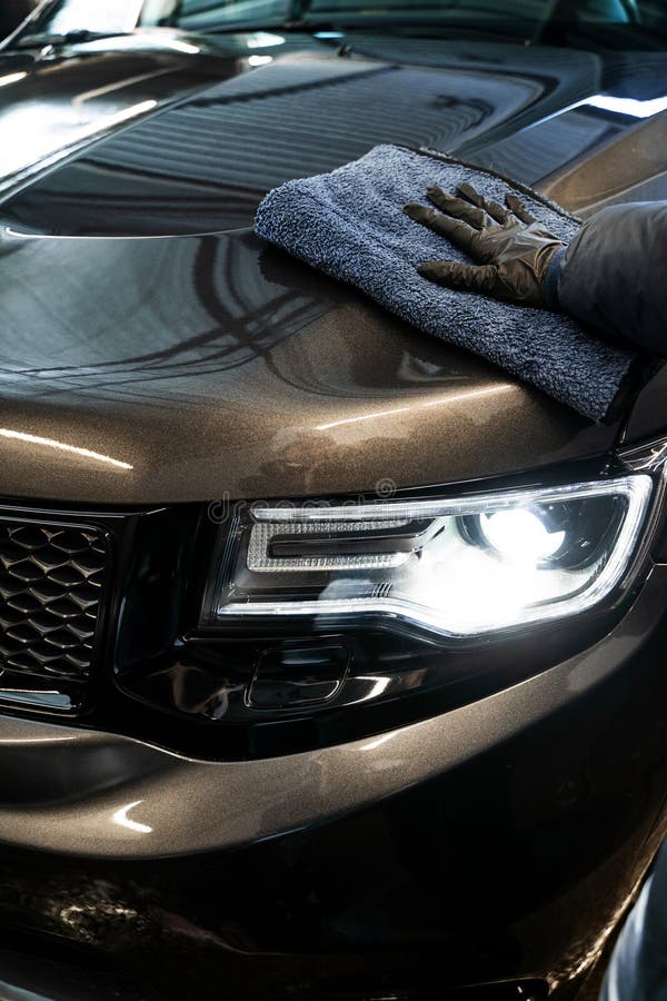 Wiping a Headlight with a Towel. Car Detailing - Polishing Car Using ...