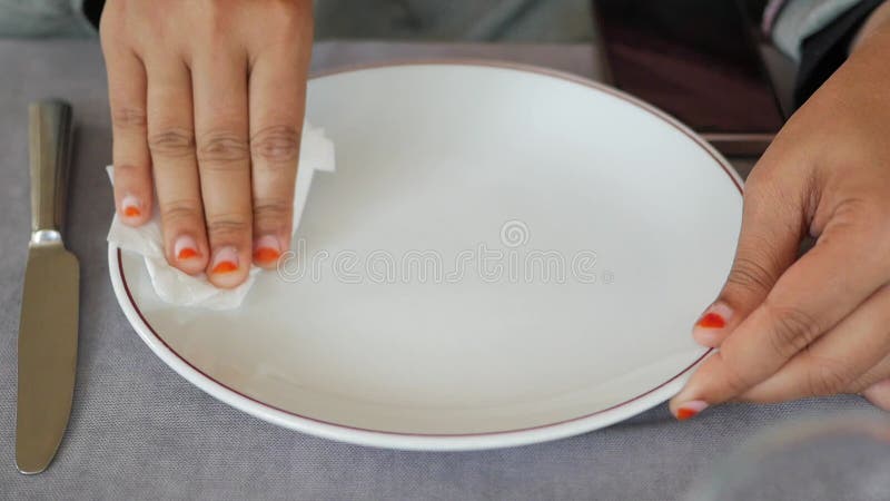Wiping plate with a tissue stock footage. Video of cutlery - 325760150