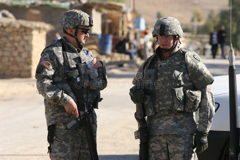 Wir Soldaten im Irak redaktionelles stockfotografie. Bild von waffe ...