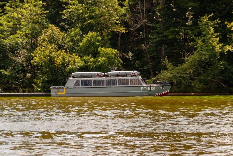 Wisconsin Dells River editorial stock image. Image of cliff - 127995714