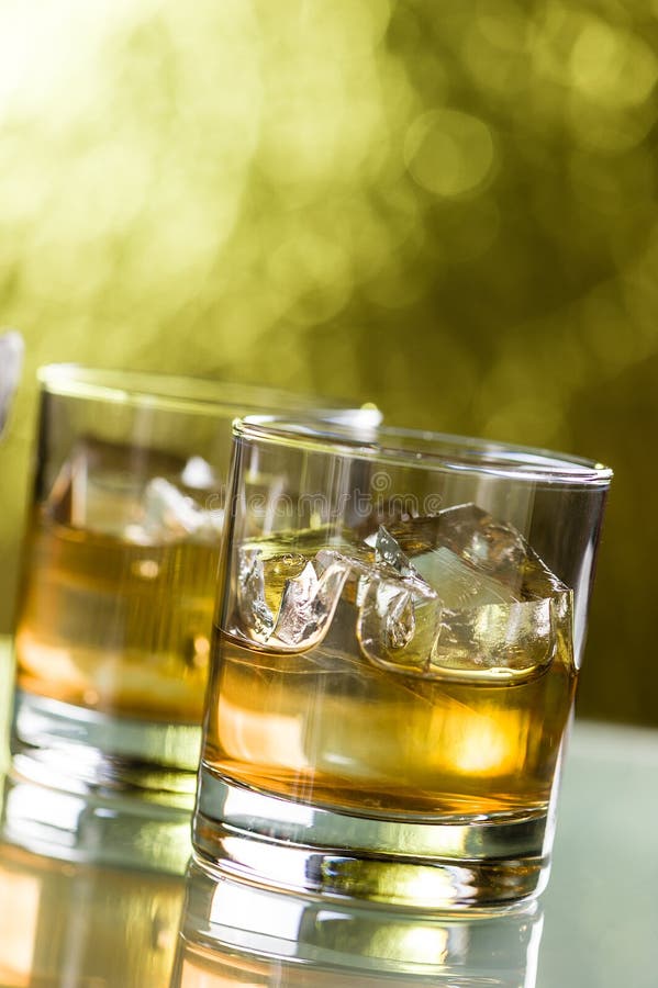 Wiskey con hielo imagen de archivo. Imagen de cubo, apego - 23935313