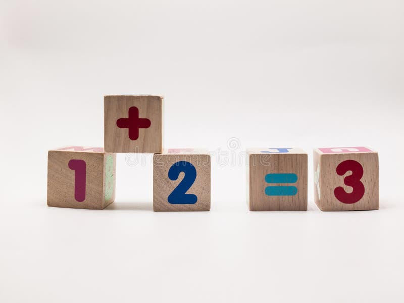 Wiskunde houten kubus stock foto. Image of berekenen - 84554456