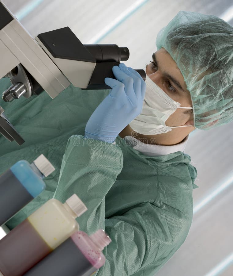 Wissenschaftler, Der Probe Extrahiert Stockbild - Bild von pipette ...