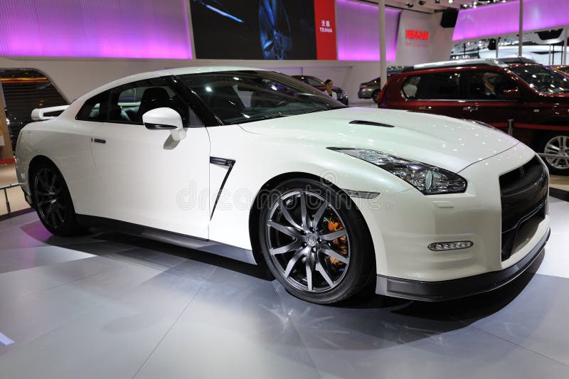 Wit Nissan gtr redactionele stock foto. Image of luim - 27946163