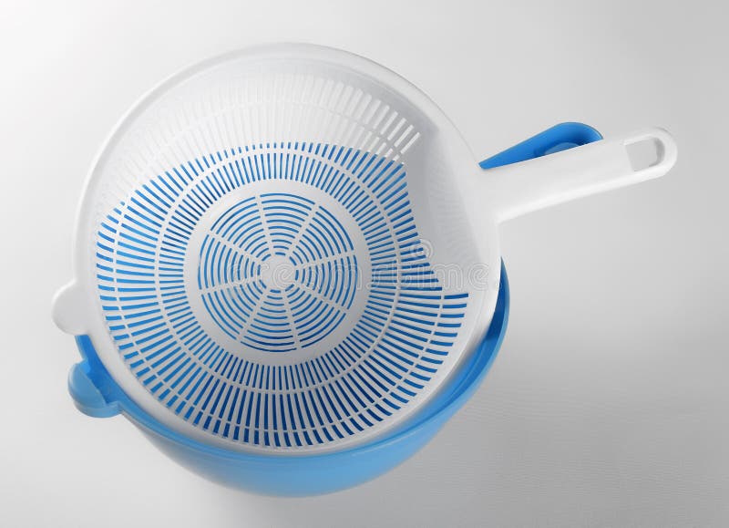 Wit Plastic Vergiet Aan Rode Kom Stock Afbeelding - Image of ...