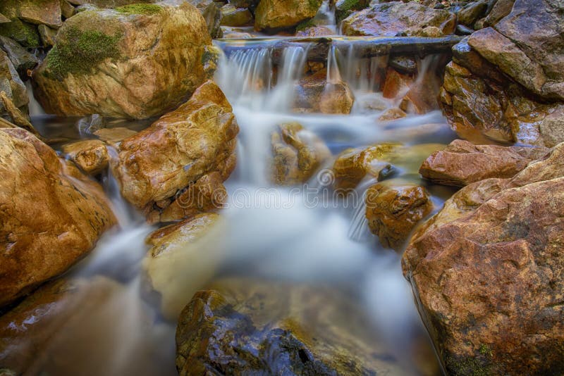 Wit Romig Water En Ruwe Rotsen Stock Foto - Image of steen, rotsen ...