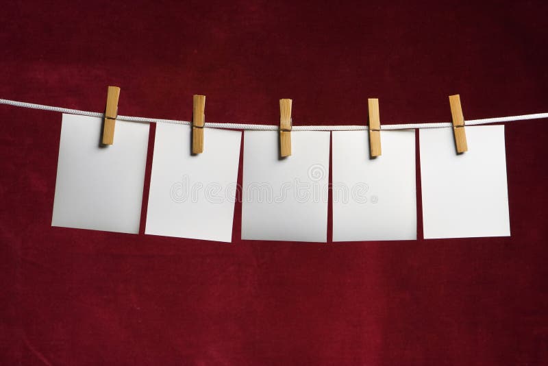 Vijf witte stroken papier stock afbeelding. Image of reclame - 2493659