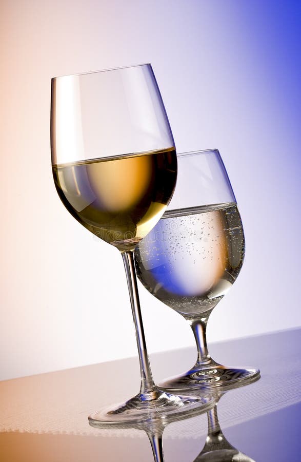 Mensen Die Proosten Met Een Glas Wijn Bij Zonsondergang. Vrienden Die ...