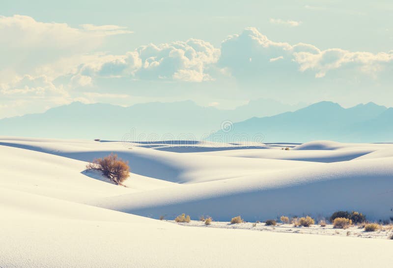Wit Zand stock foto. Image of heuvel, blauw, openlucht - 112094424