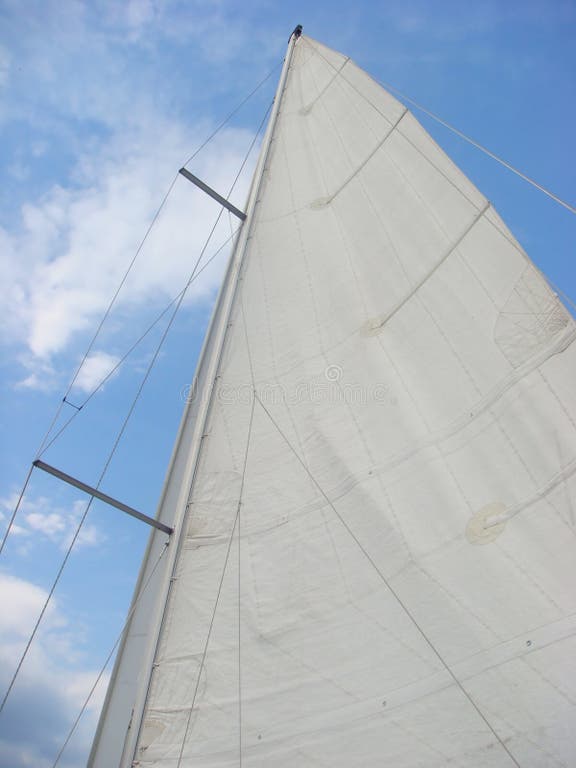 Wit Zeil Onder Blauwe Hemel Stock Foto - Image of activiteit, zeilboot ...