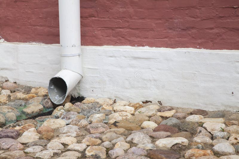 Oude Rioolbuis in De Vorm Van Een Draak Stock Afbeelding - Image of ...