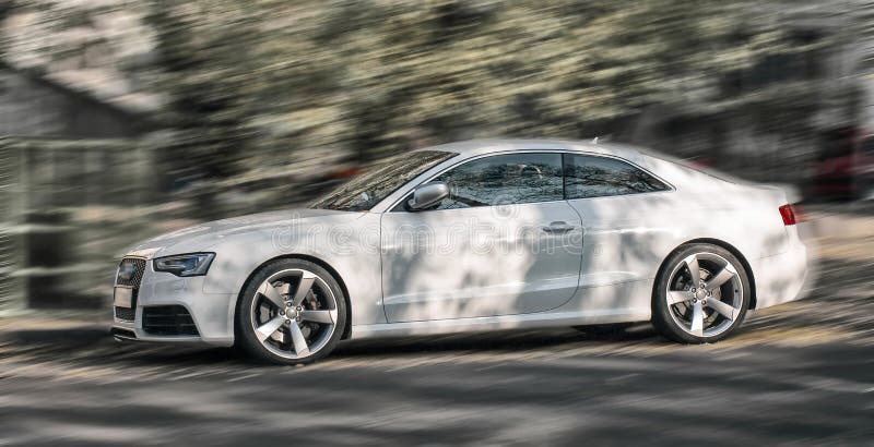 Witte auto stock foto. Image of vaag, audi, daling, motie - 102210170