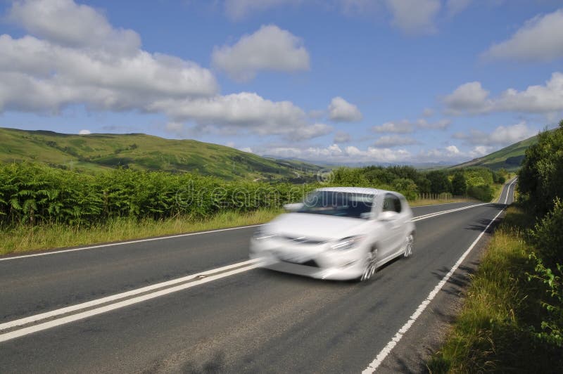 Witte auto op Schotse weg stock foto. Image of hooglanden - 57728200