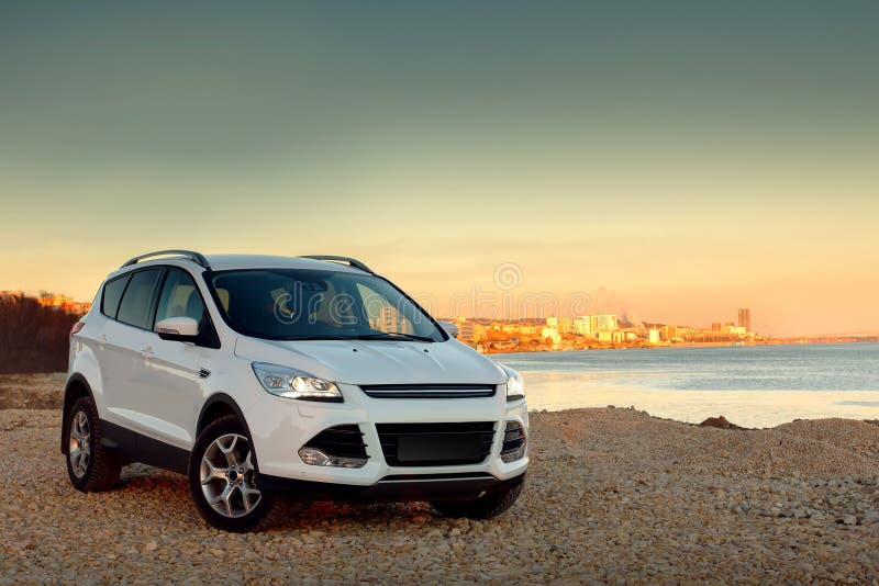 Witte Auto Snelle Aandrijving Bij Steenkust Stock Afbeelding - Image of ...