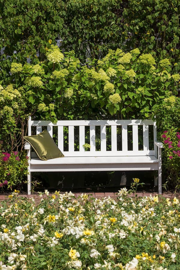 Witte Bank in De Weelderige Tuin Stock Afbeelding - Image of ...