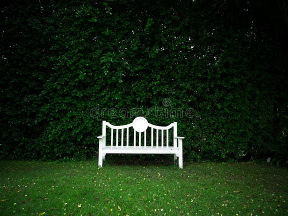 Witte bank in tuin stock afbeelding. Image of niemand - 36728179