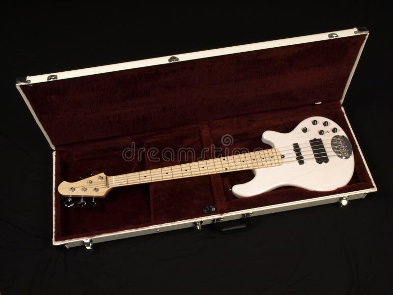 Witte Basgitaar in Rood Fluweel Gevoerd Geval Stock Afbeelding - Image ...