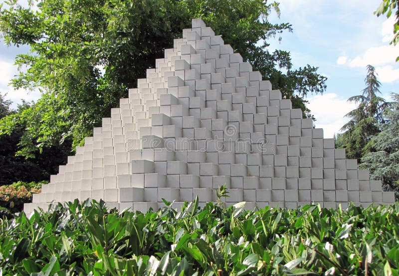 Witte Egyptische Piramide in Het Groene De Zomerpark Stock Afbeelding ...