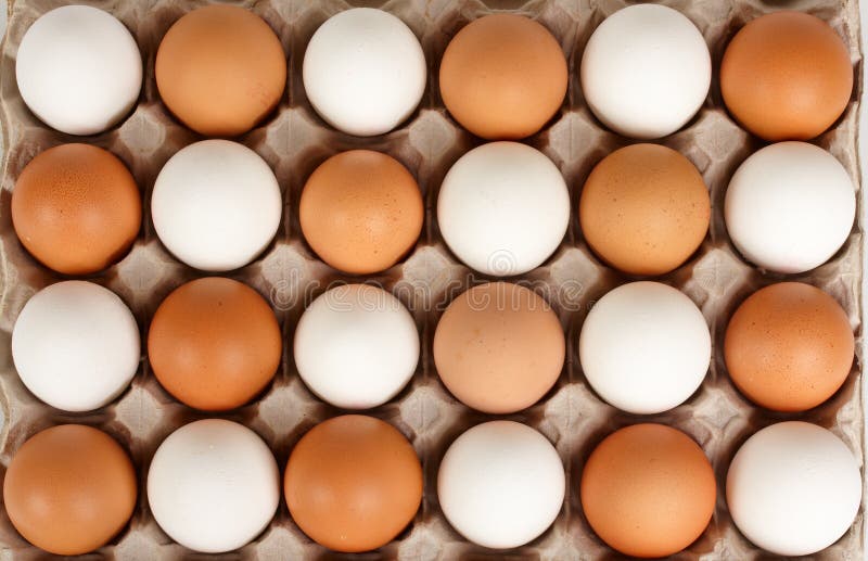 Witte En Bruine Eieren in Verspringend Patroon Stock Foto - Image of ...