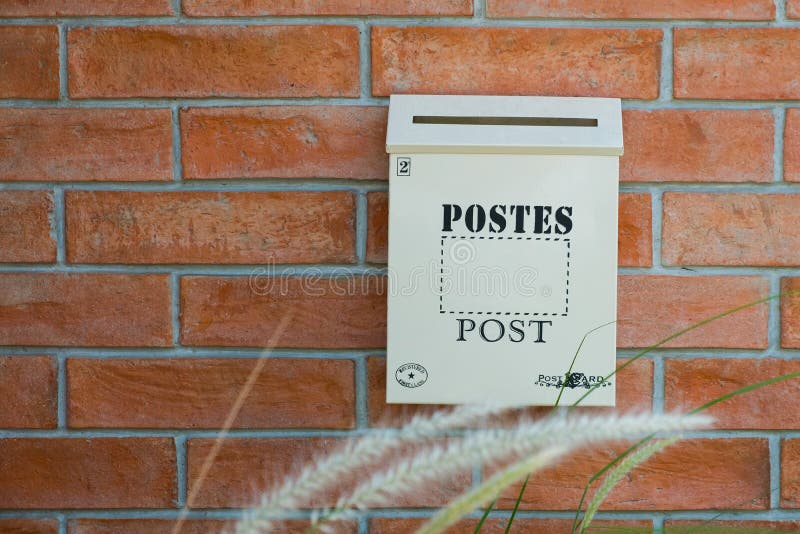 Witte Houten Postbus Op Rode Muur Stock Foto - Image of bouw, concreet ...