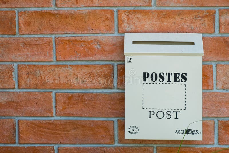 Witte Houten Postbus Op Rode Muur Stock Foto - Image of bouw, concreet ...