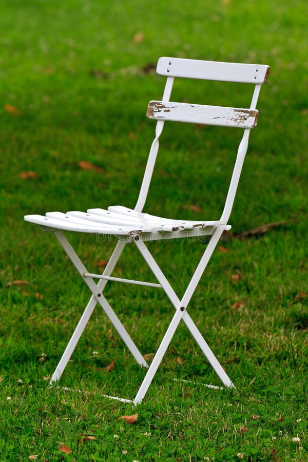 Witte houten tuinstoel stock foto. Image of gras, tuinieren - 22257330