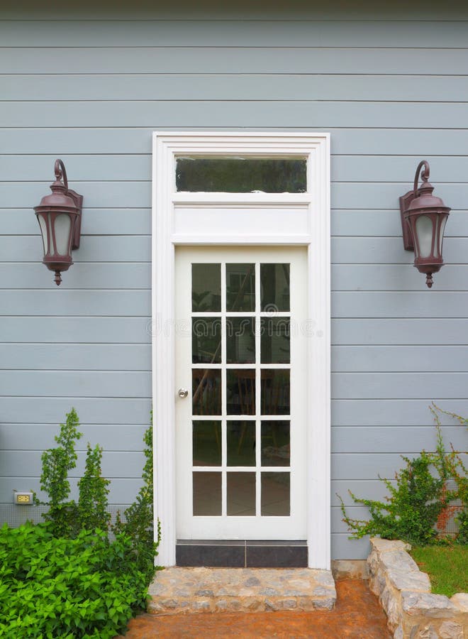 Gesloten witte voordeur stock foto. Image of glas, sleutelgat - 34794554