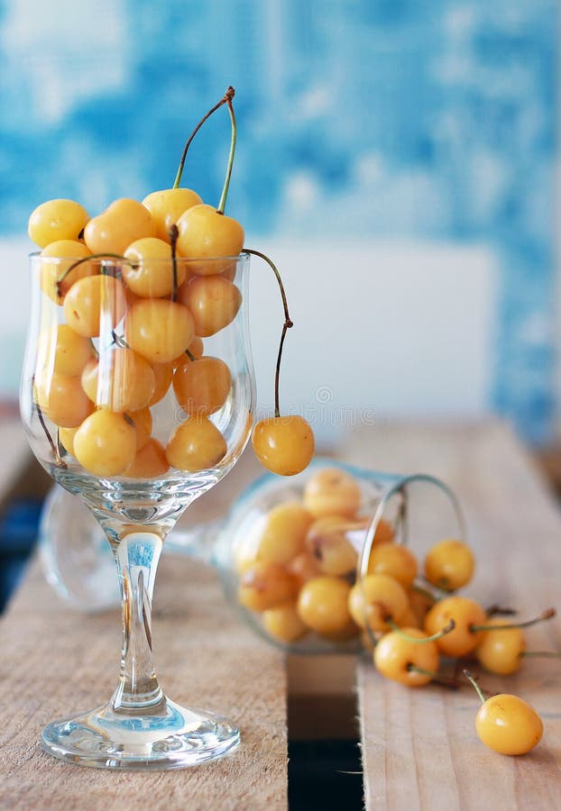 Witte kersen stock afbeelding. Image of steel, voedings - 25485331