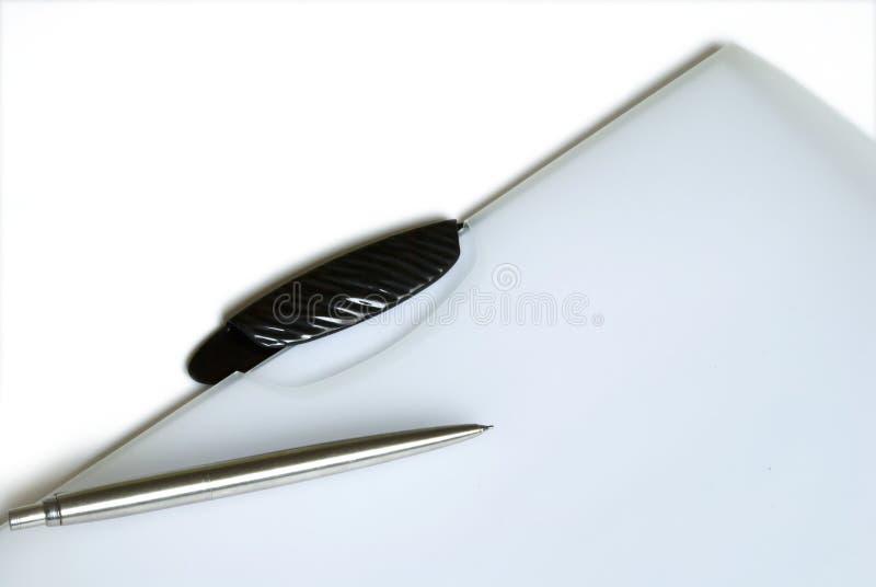 Witte map met clip en pen stock afbeelding. Image of geïsoleerd - 8378889