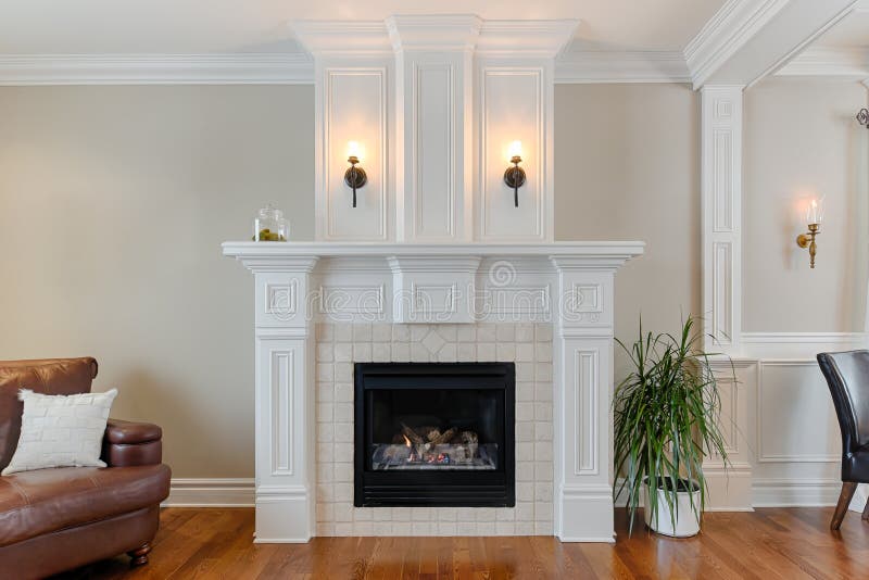 Witte Open Haard in Luxehuis Stock Foto - Image of zwart, installatie ...