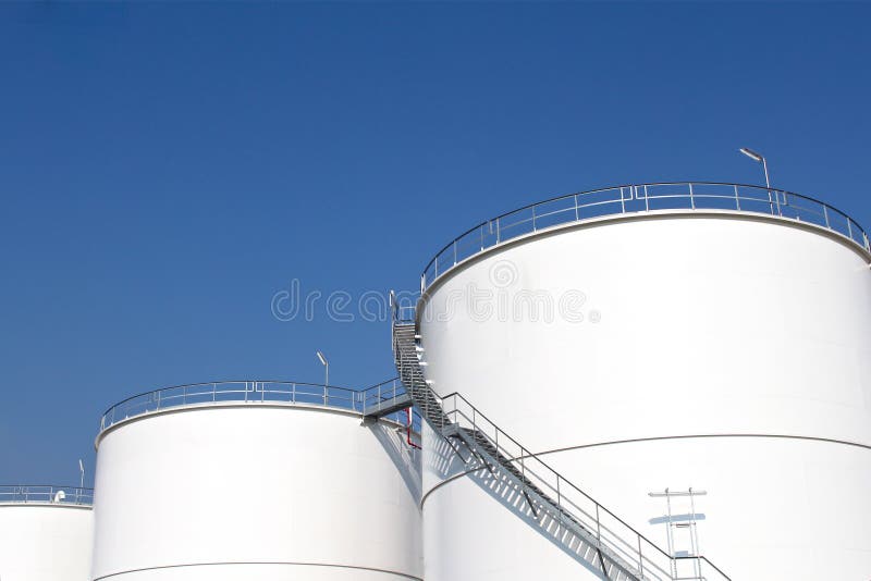 Witte opslagtanks stock afbeelding. Image of gallons - 25409585