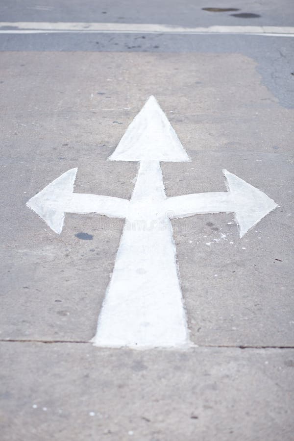 Witte pijl op de weg stock foto. Image of pijl, buiten - 19655950