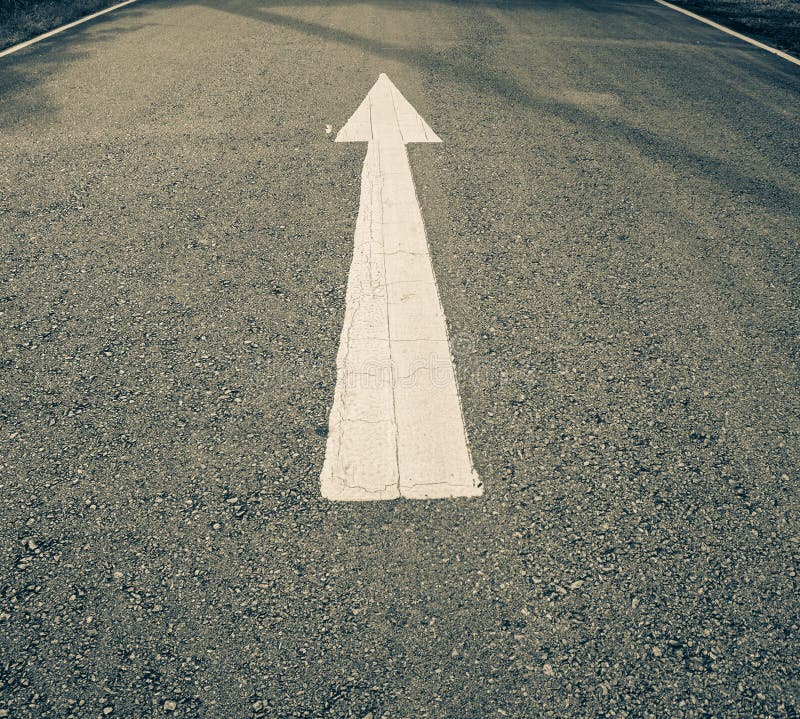 Witte pijlen op de weg stock afbeelding. Image of vrijheid - 60975741