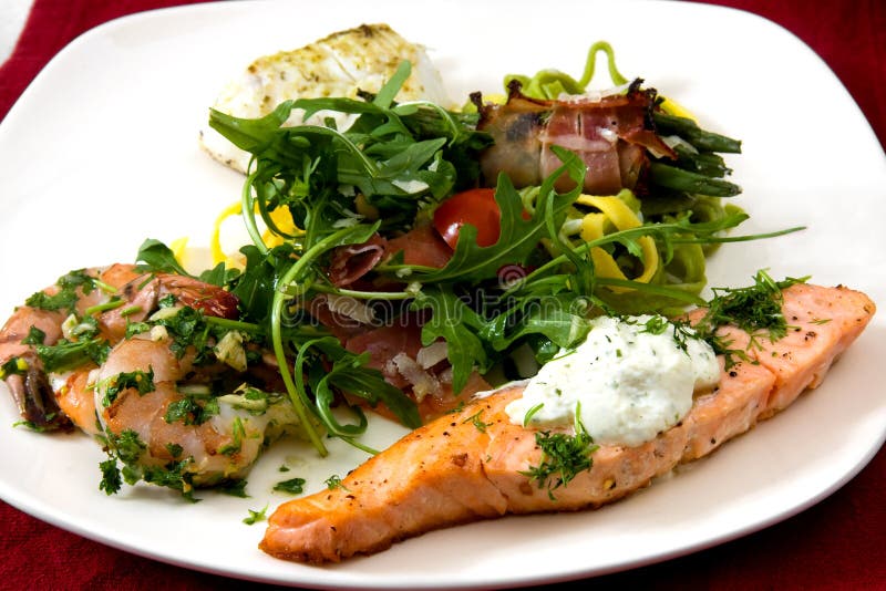 Witte Plaat Met Heerlijke Maaltijd Stock Afbeelding - Afbeelding ...