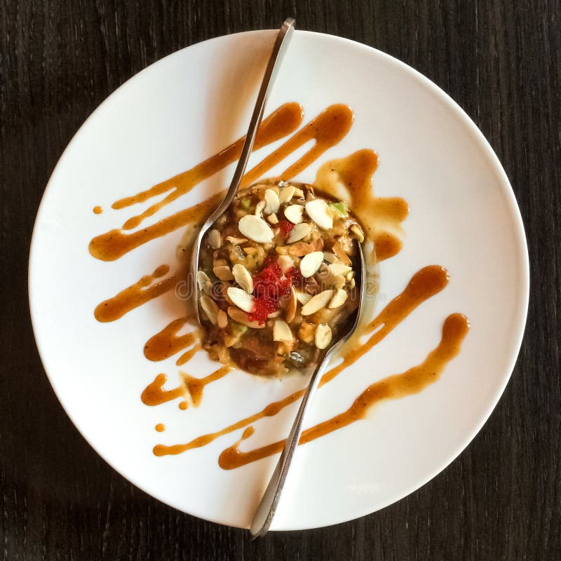 Witte Plaat Met Paling, Avocado En Gesneden Amandelen Stock Afbeelding ...