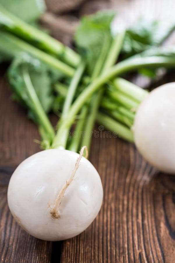 De Installatie Van De Radijs in Een Hoop Van Aarde Op Wit Stock ...