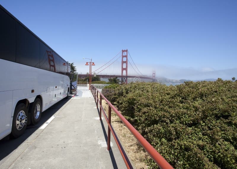 Witte Reischarter Bus in Golden Gate Bridge Stock Afbeelding - Image of ...