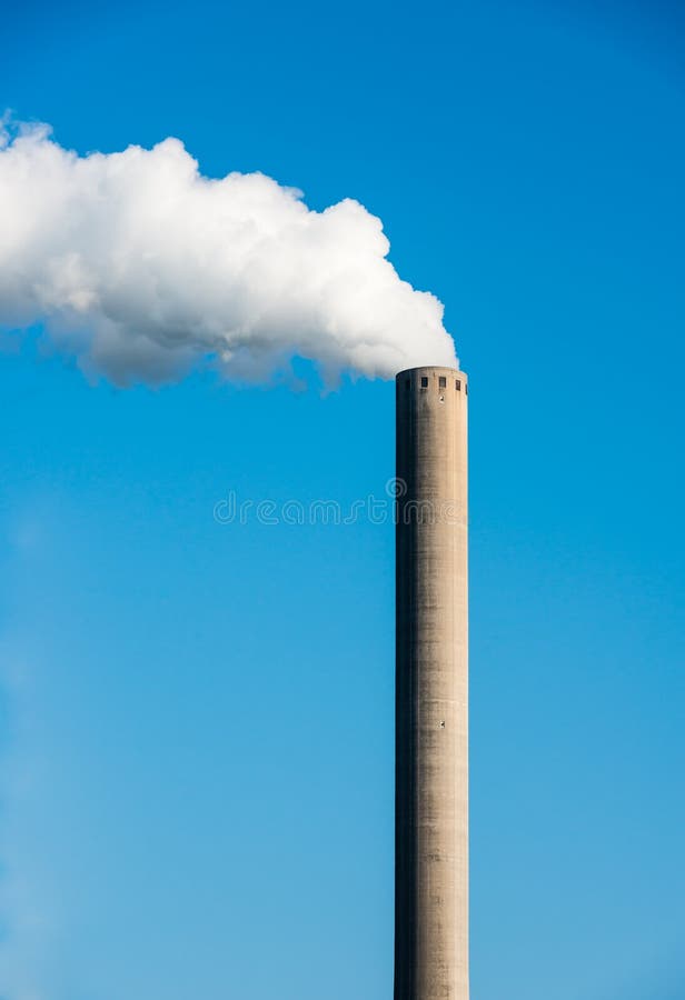Witte Rook Van Een Schoorsteen Tegen Een Heldere Blauwe Hemel Stock ...