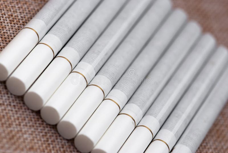 Sigarettenfabriek stock afbeelding. Image of productie - 67042911