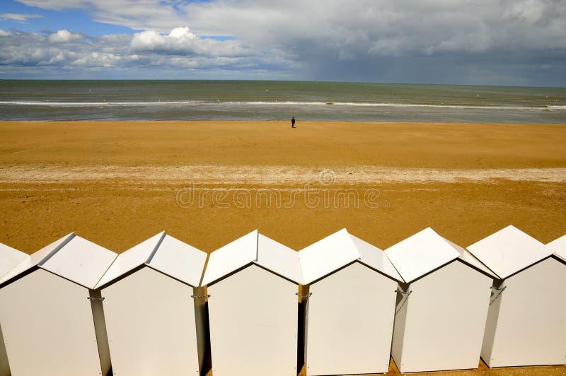 Witte Strandcabines Op Een Rij Stock Foto - Image of vlek, helder: 51405894