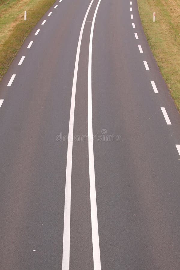 Witte strepen stock afbeelding. Image of geteerd, kromme - 11594955