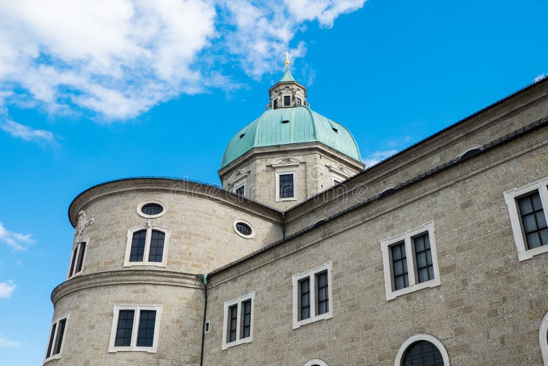 Witte Toren, Groen Dak, Gouden Kruis Op Bovenkant Stock Foto - Image of ...